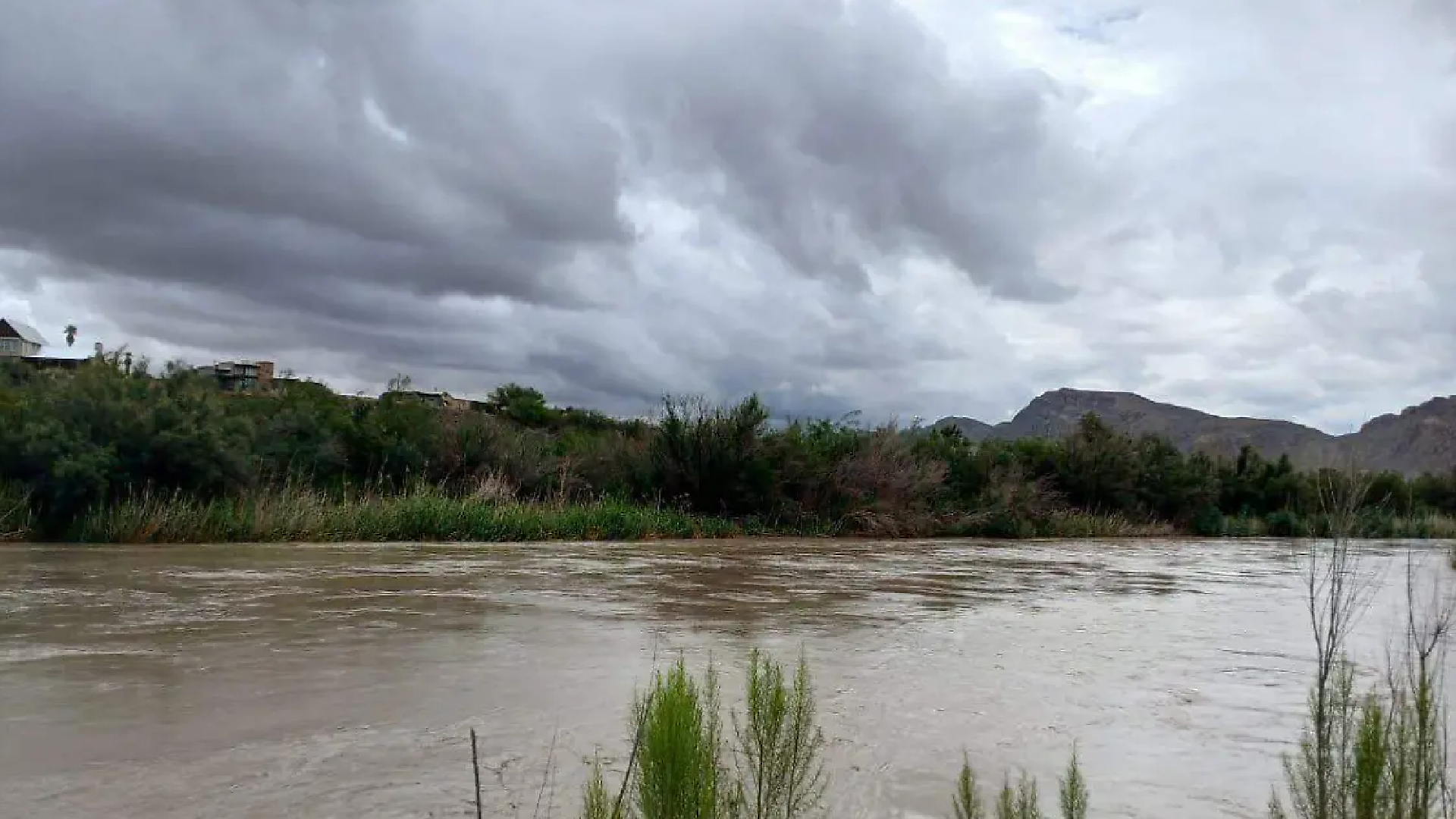 Lluvias desbordan el río Conchos en Valle de Zaragoza; revelan ...