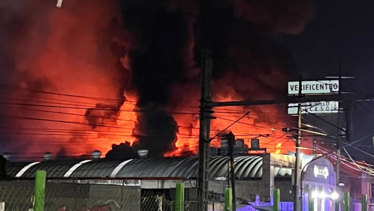 Incendio en Xochimilco consume fábrica de plásticos frente La Noria del ...