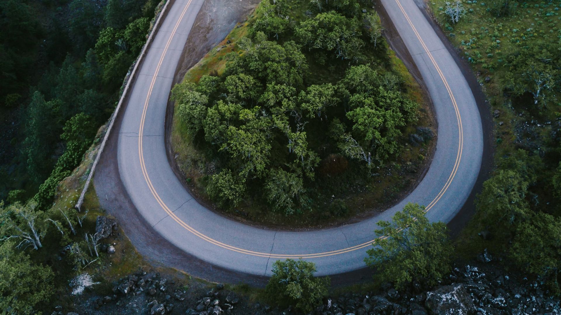 ¿Por qué no es bueno rebasar en una curva? Conoce 5 razones claves