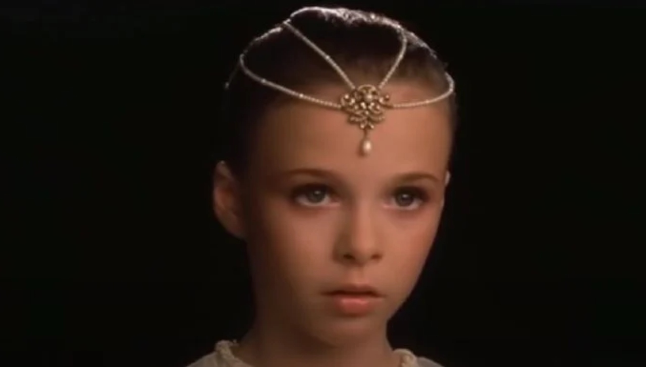 La dura infancia de la actriz que dio vida a la niña emperatriz de “La ...