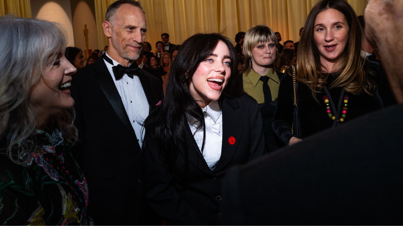 ¿Los notaste? Esto significan los pines rojos durante los Premios Oscar