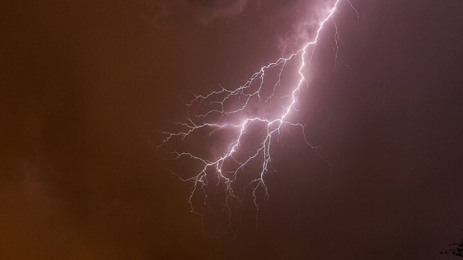Sin luz en el región 326 en Cancún tras impacto de un rayo