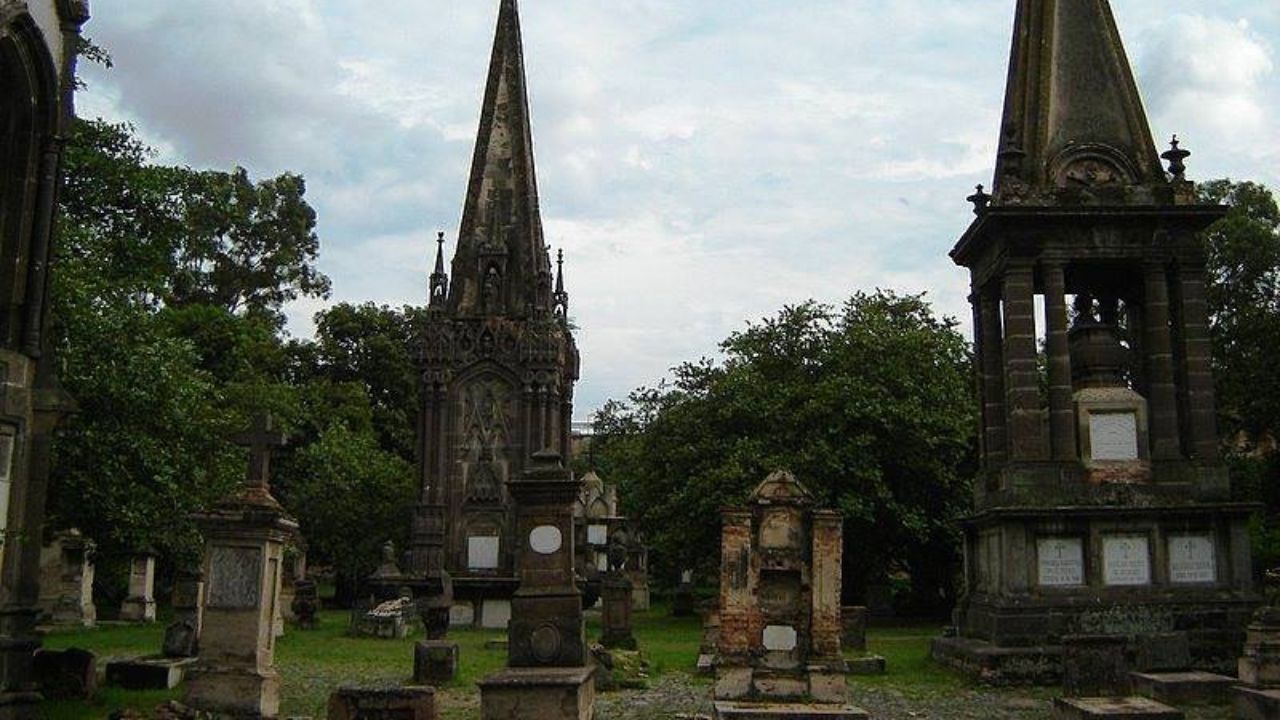 Leyendas de Jalisco: El árbol del ahorcad0 en el Panteón de Belén