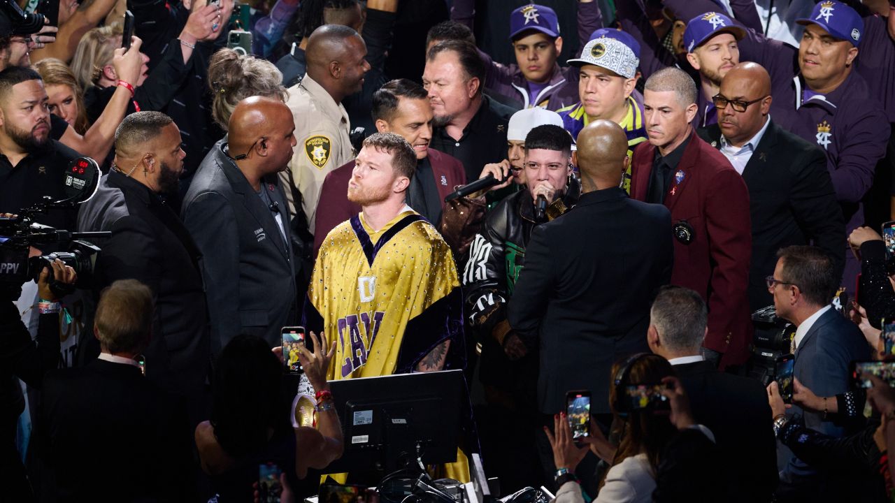 VIDEO: Así fue el noble gesto del Canelo Álvarez con Santa Fe Klan y ...