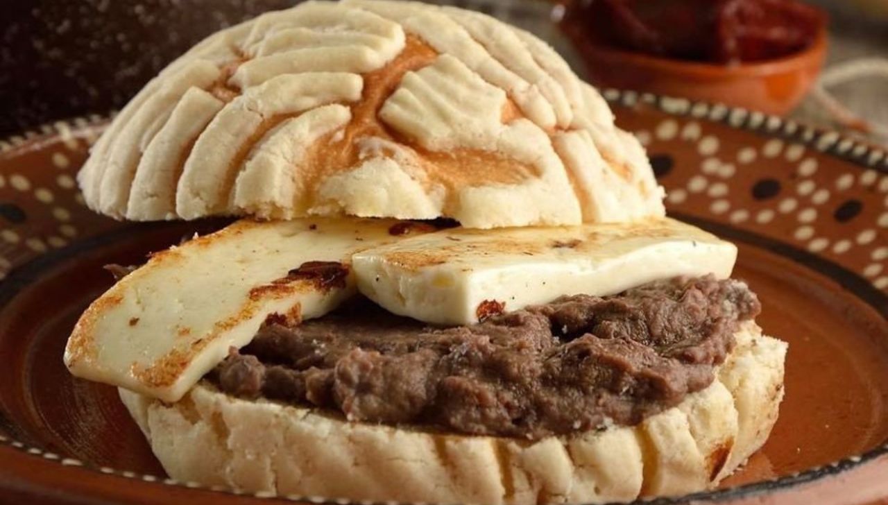 Cómo preparar Bombas Veracruzanas con conchas y frijoles