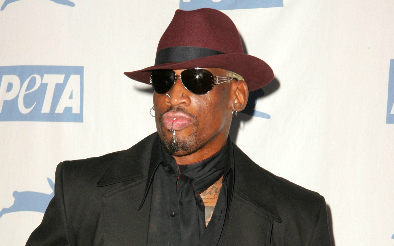 Dennis Rodman tatúa la cara de su novia en el trasero