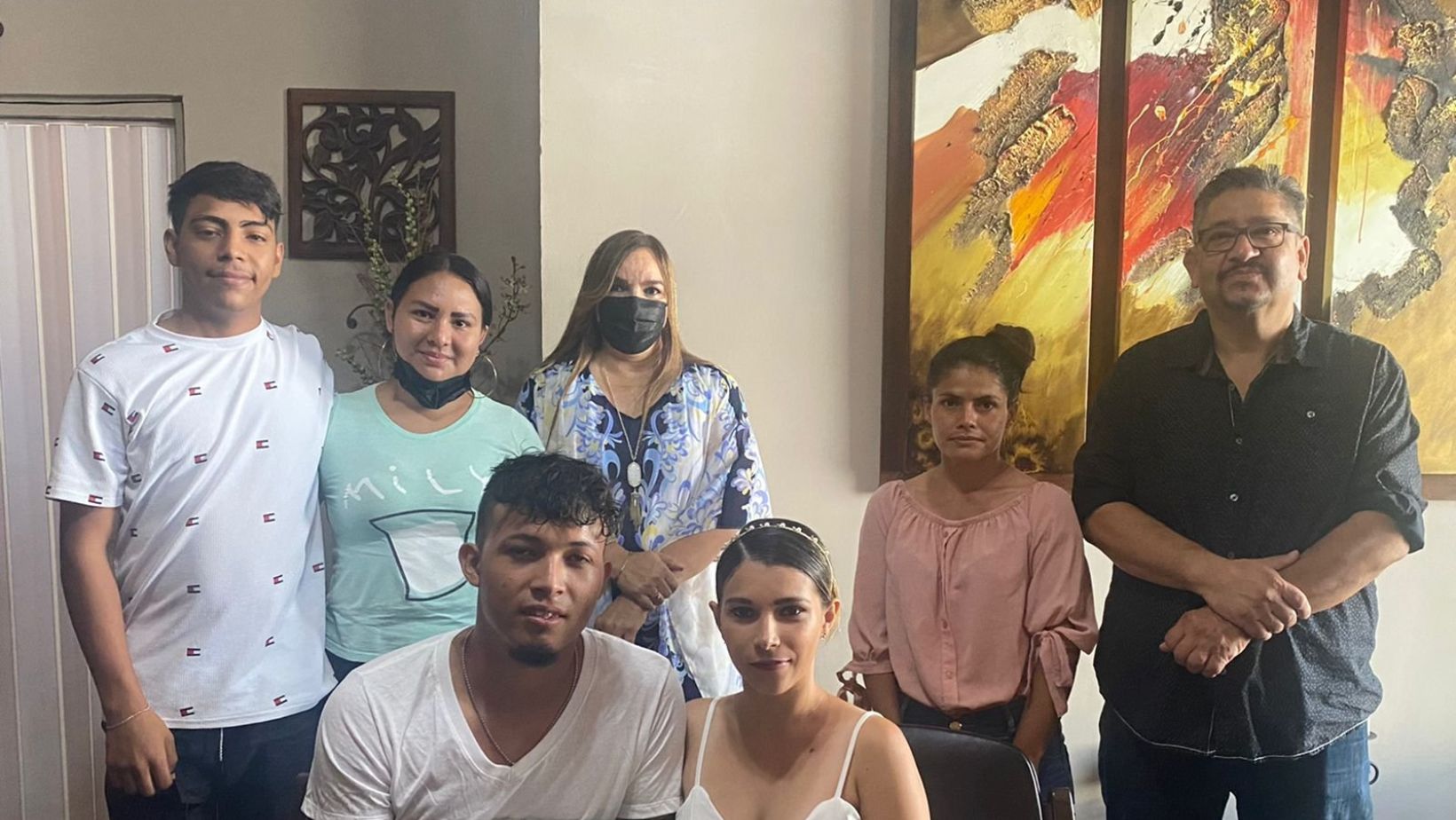 Novio se casa en "fachas" y es criticado en redes sociales