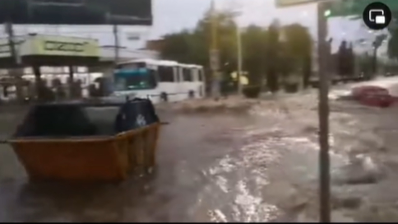 VIDEO: ¡Le hace competencia al tinaco! Lluvia arrastra contenedor en ...