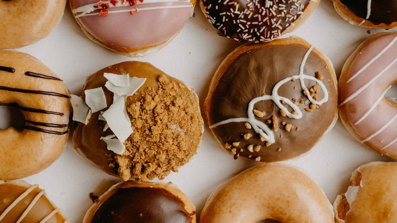 ¡Aprovecha! Krispy Kreme dará donas GRATIS por el Día de la Felicidad 2024;