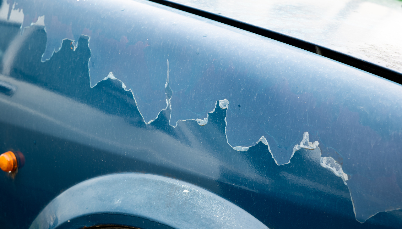 ¿Cómo quitar pintura quemada del carro?