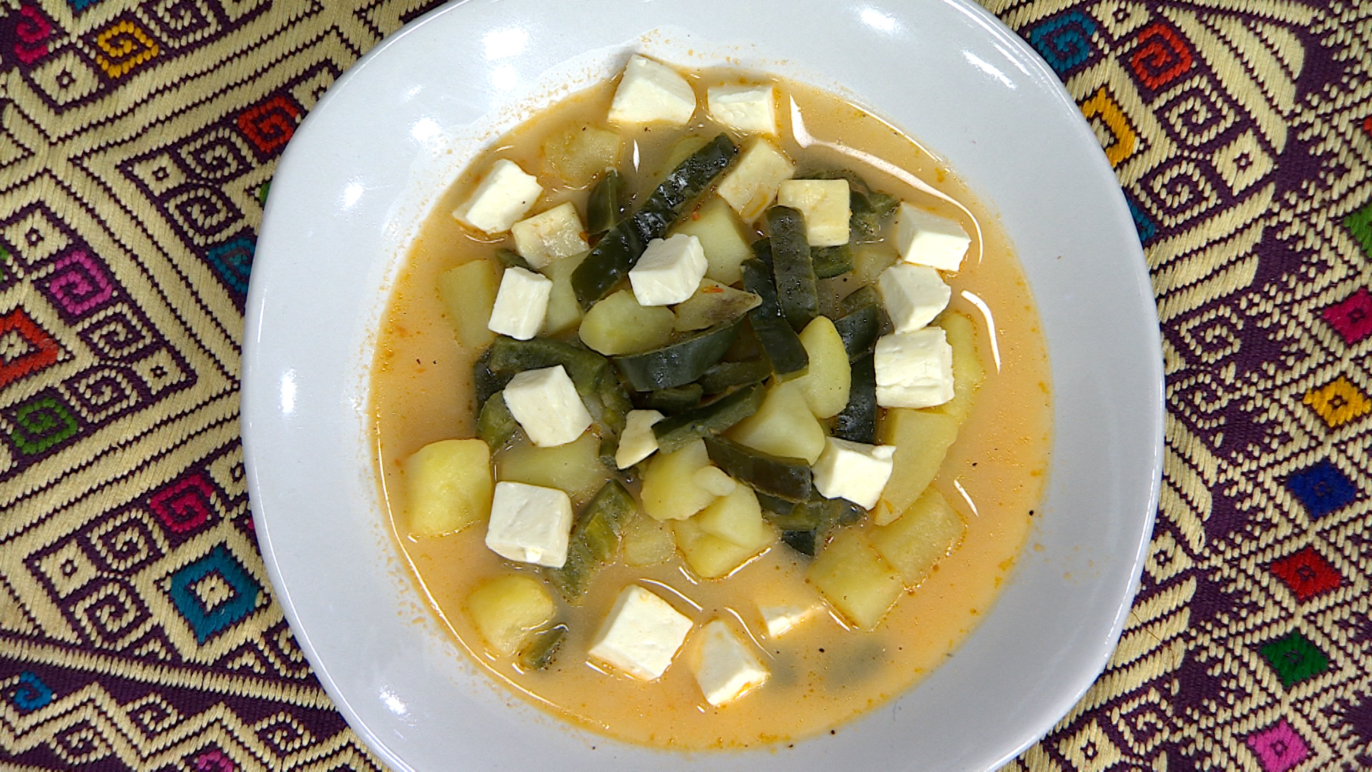 Preparamos un delicioso caldo de papa con queso