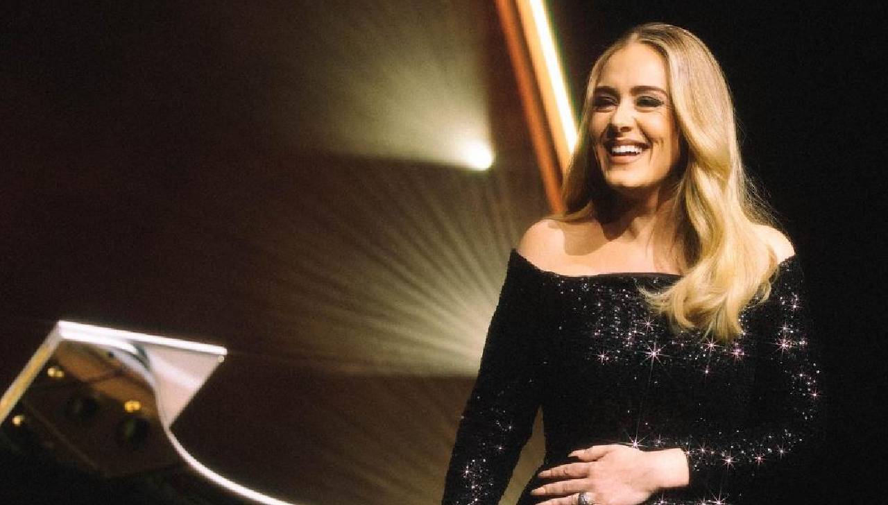 Adele muestra con orgullo su colección de muñecos del Dr. Simi