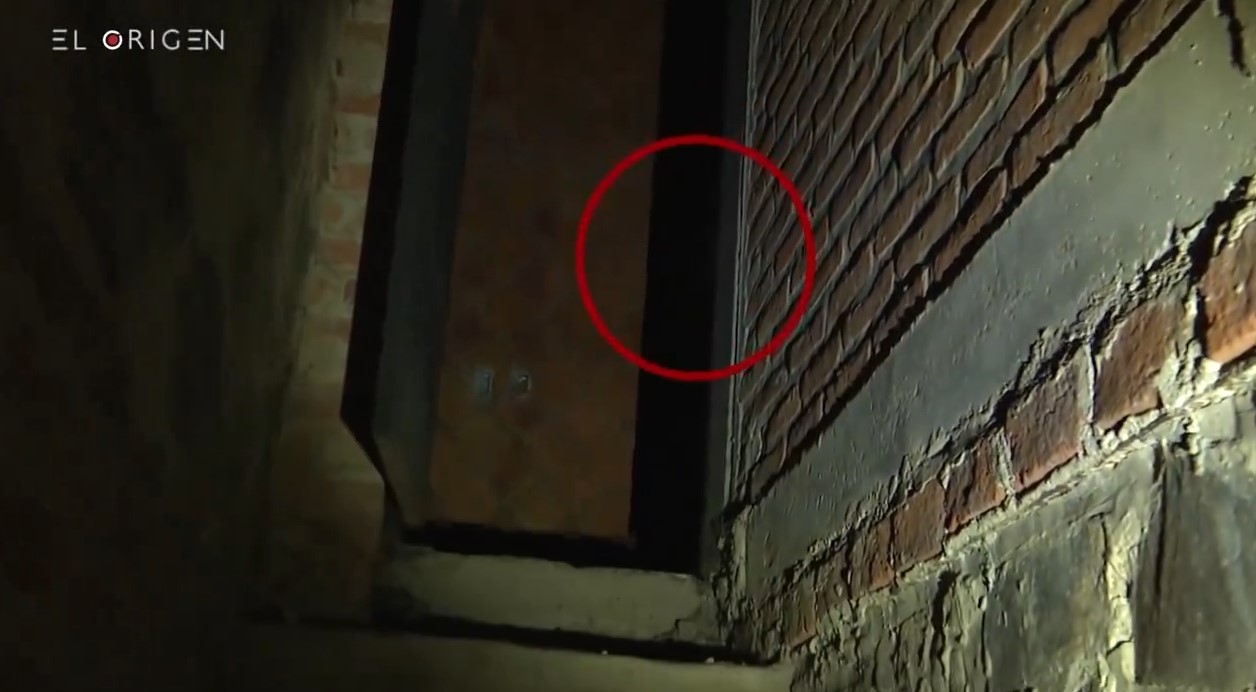 VIDEO: Captan extraña cara vigilando al equipo de Extranormal en plena ...