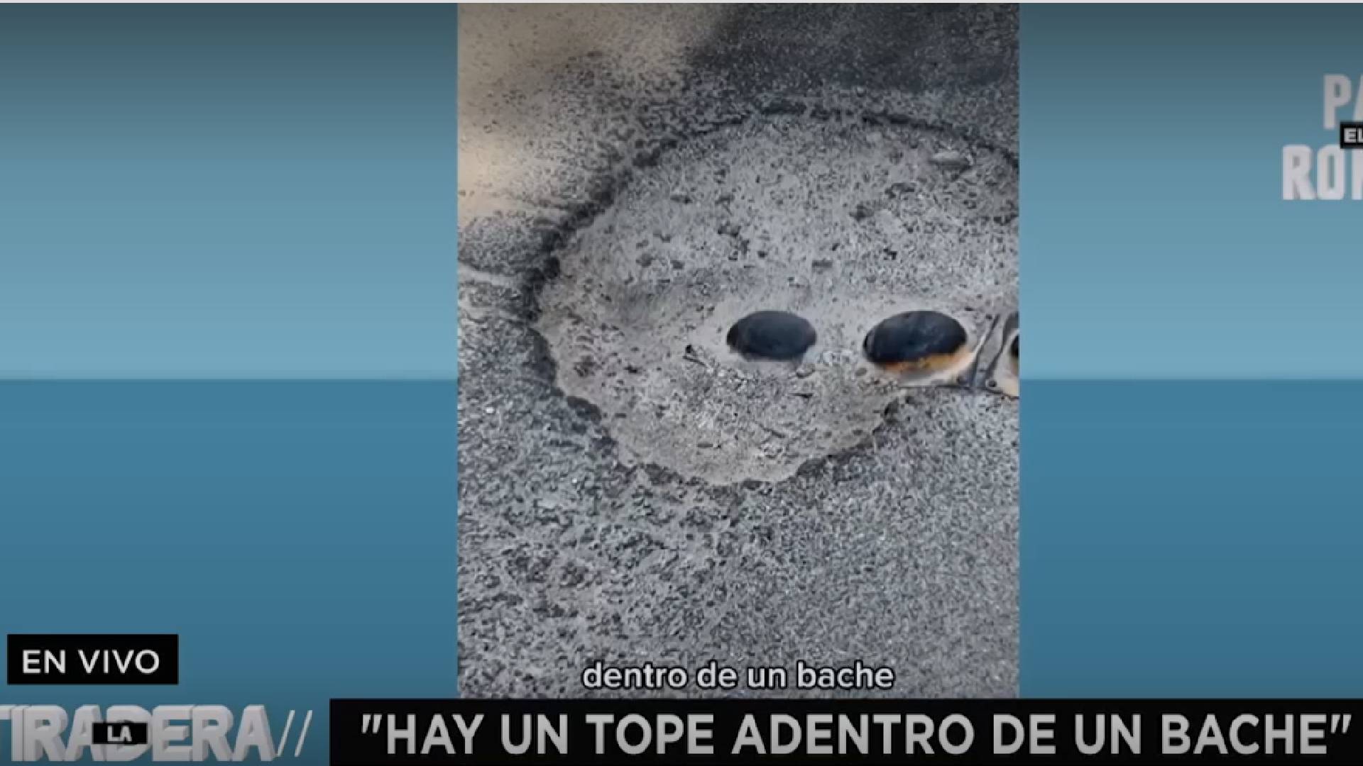Extranjero evidencia calle con un tope dentro de un bache en México
