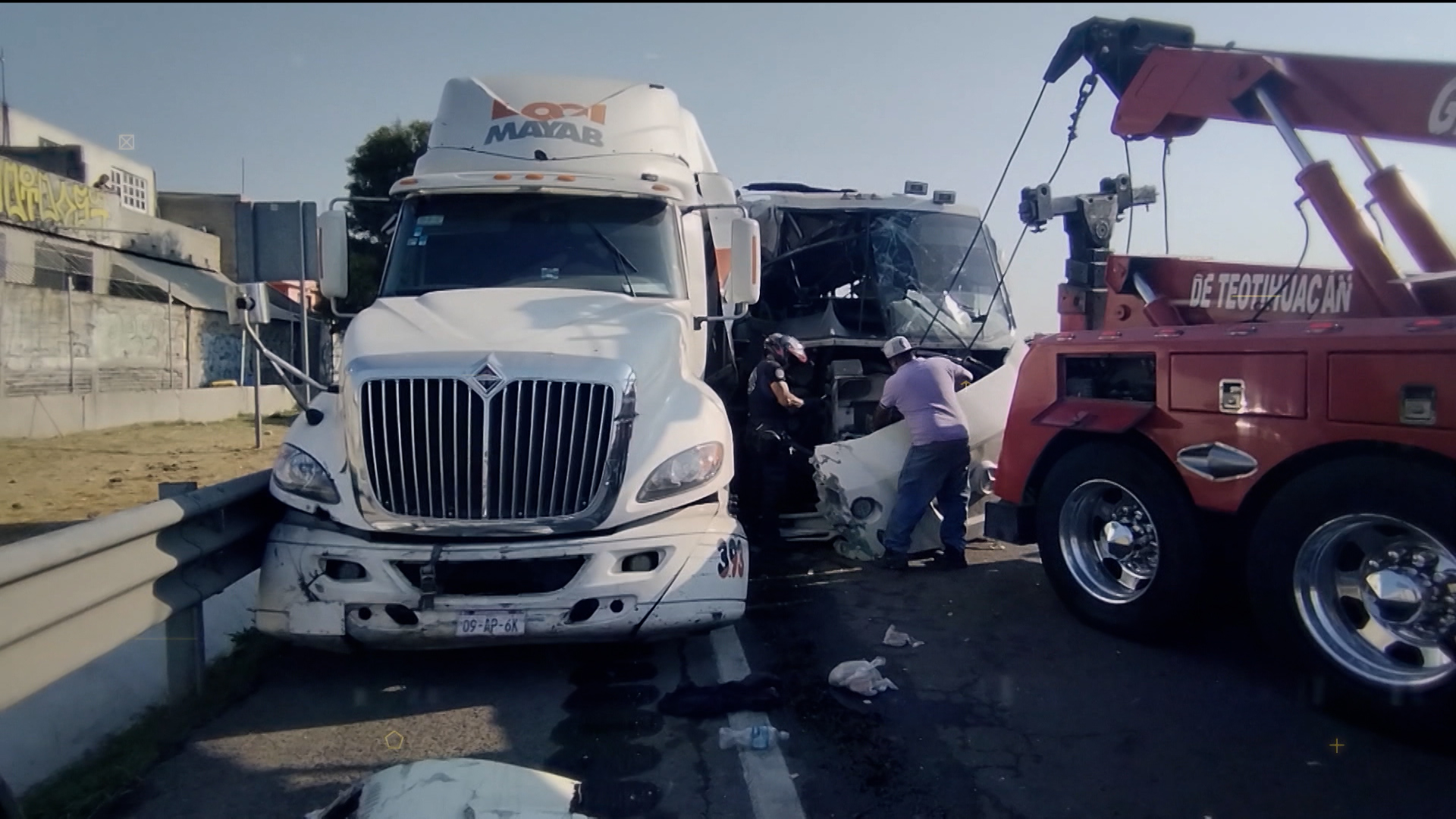 chofer se quedó dormido y se impactó de costado con un tráiler