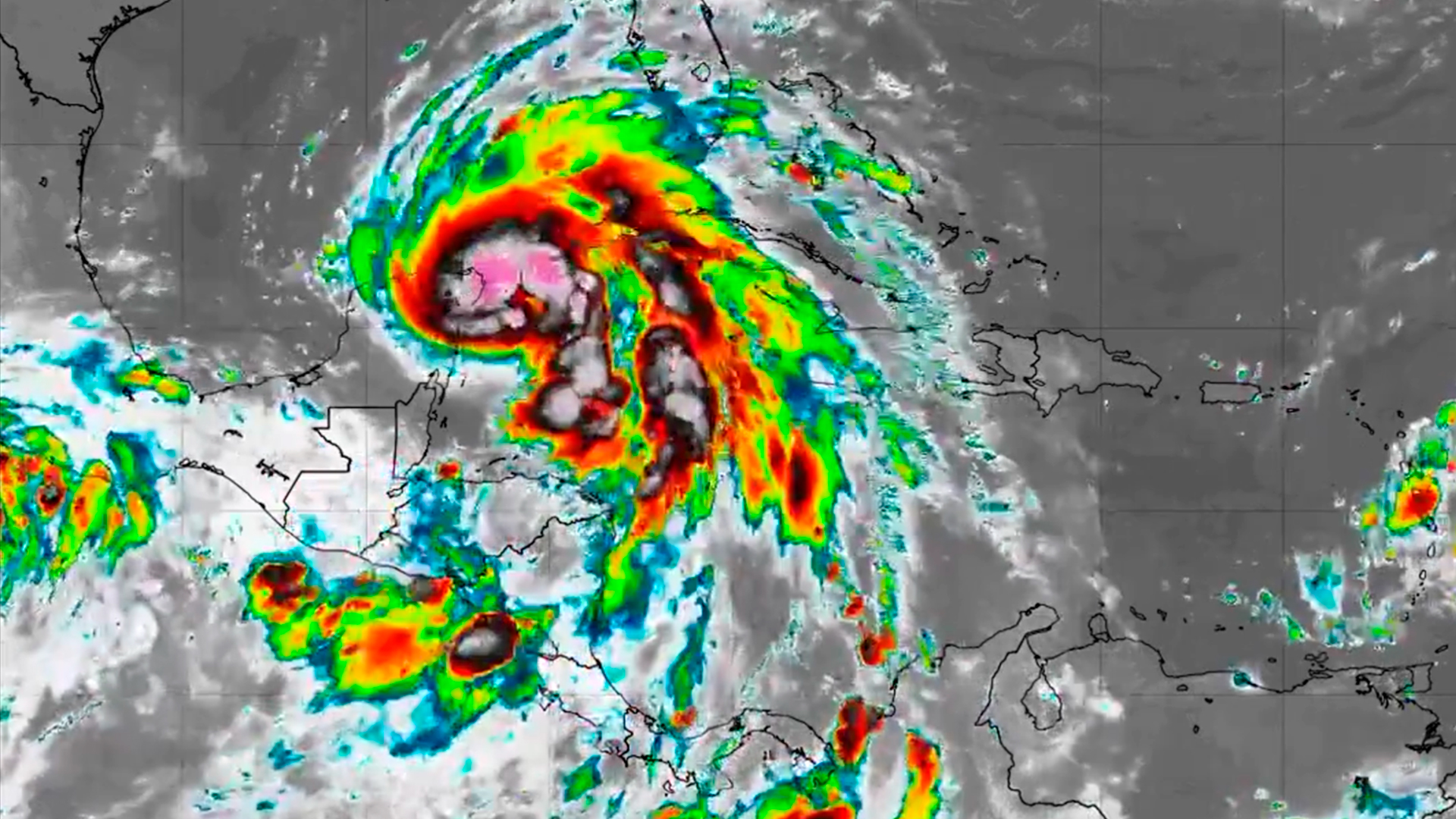 Helene se convirtió en huracán categoría 1 frente a las costas de Quintana Roo Yucatán