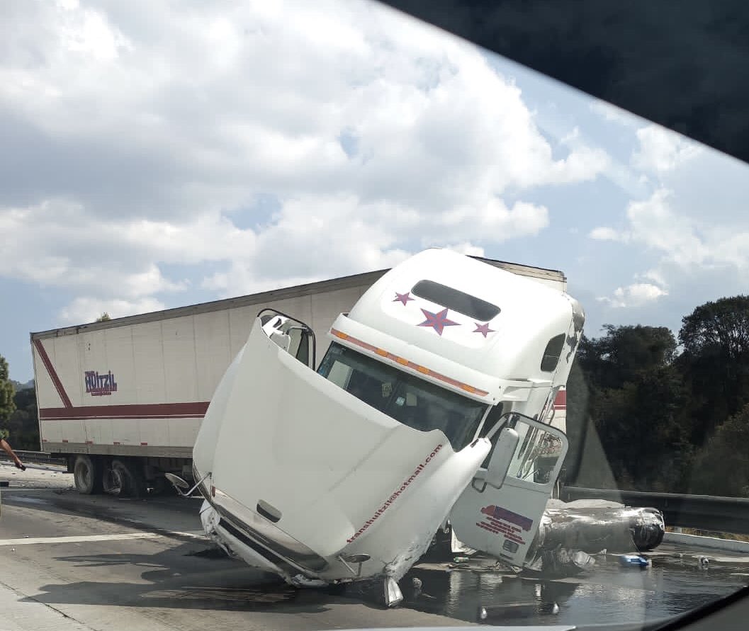 Se registra choque de tráiler en la México-Puebla, provoca caos vial