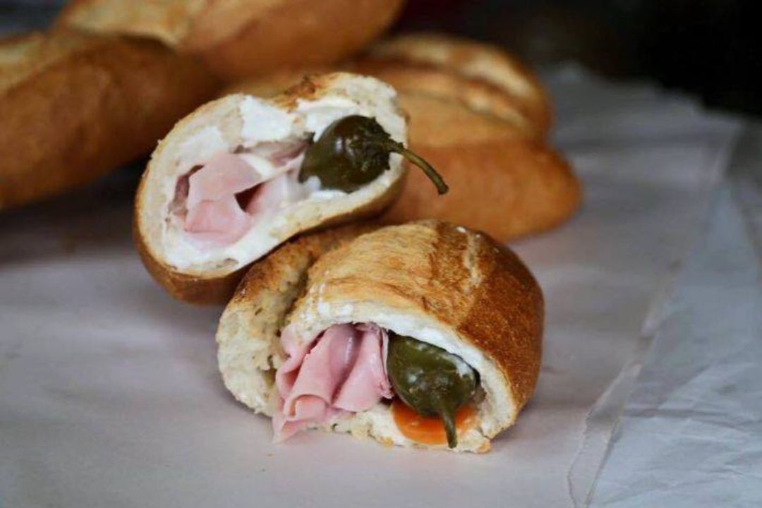 ¿Qué es el “bolillo con crema” y cómo se prepara en Aguascalientes?