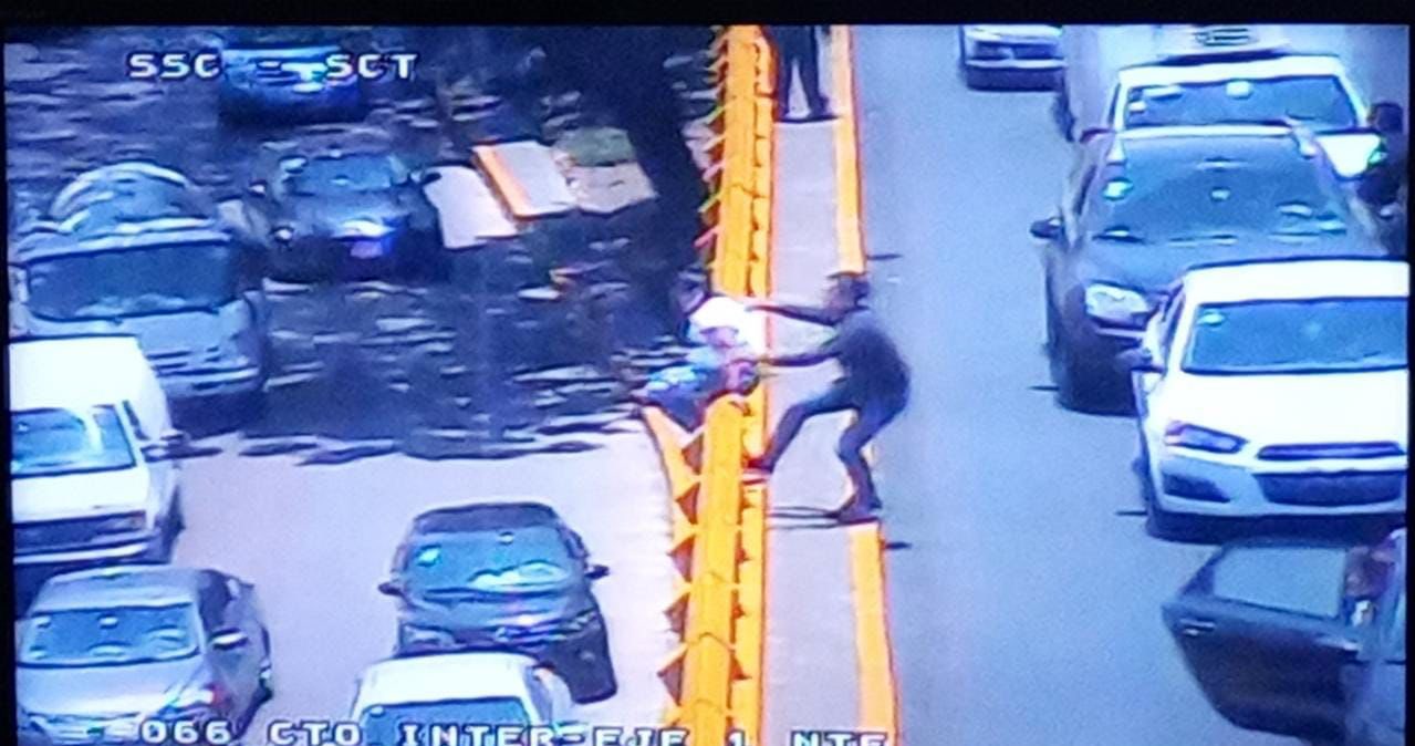 Mujer Intenta Arrojarse De Puente En Circuito Interior Automovilista