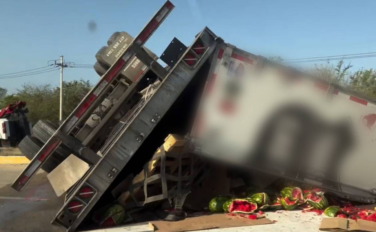Tráiler con sandías vuelca sobre la Mérida-Peto