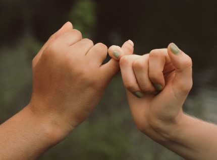 Promesas de Meñique: ¿Qué son, por qué se hacen y qué significan?