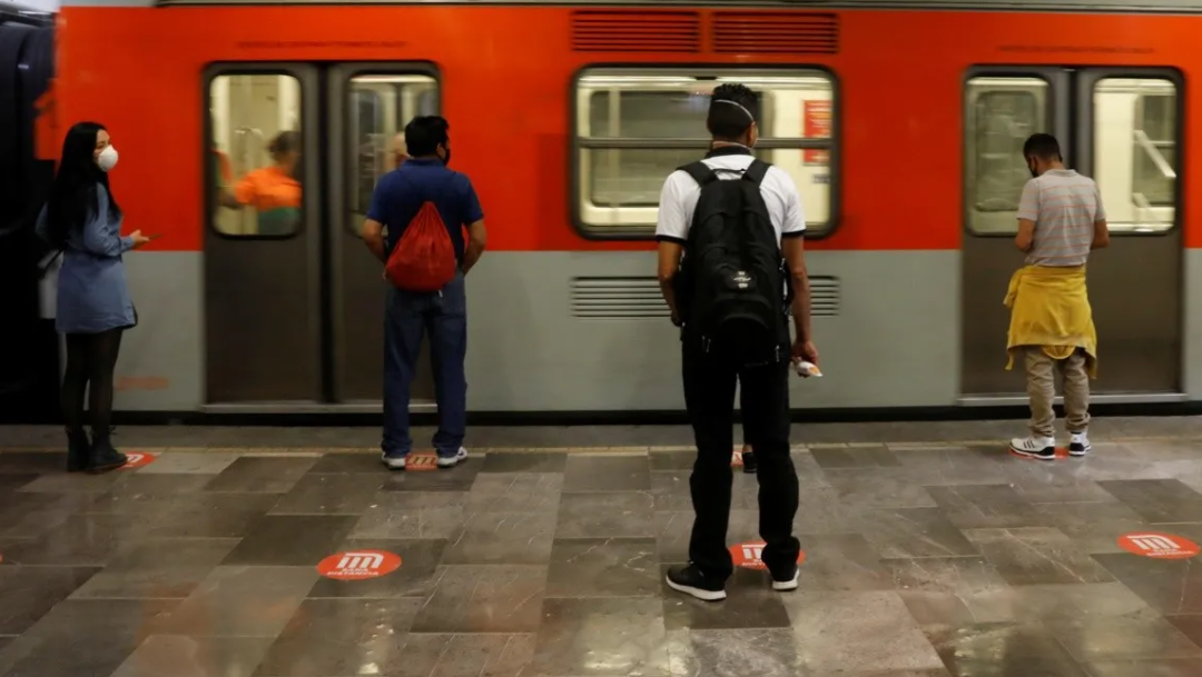 Usuarios reportan retrasos en la Línea 9 del Metro de la CDMX
