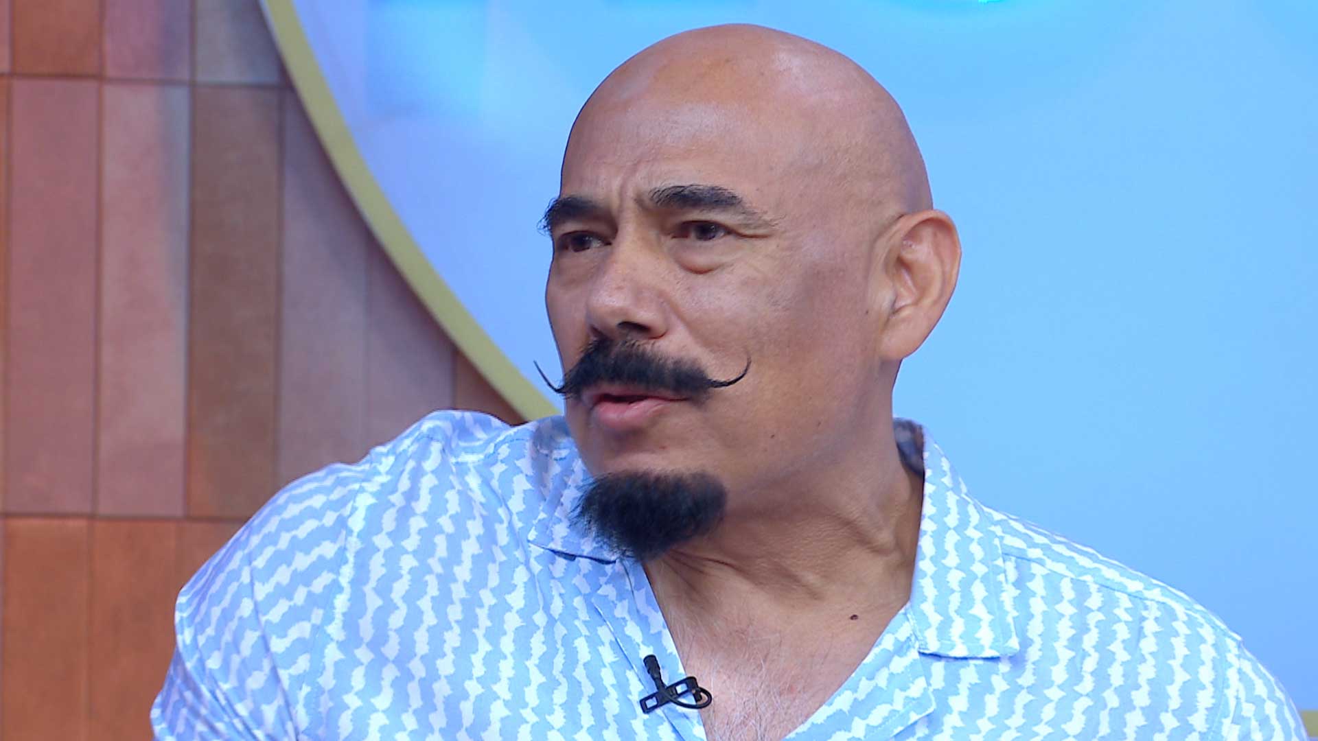 La vecina de Luis lo espía para verlo en poca ropa