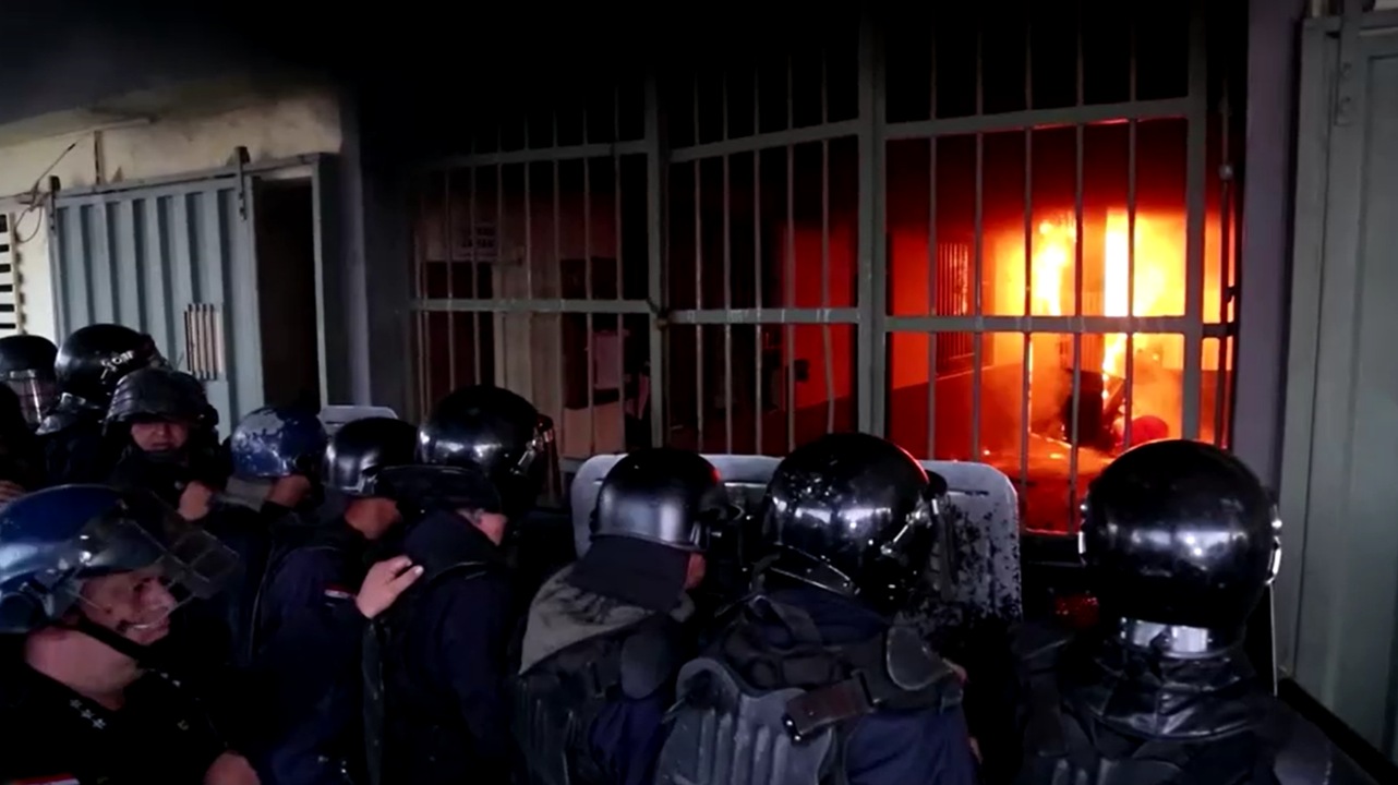 Motín en la cárcel más grande de Paraguay; hay mujeres y guardias como ...