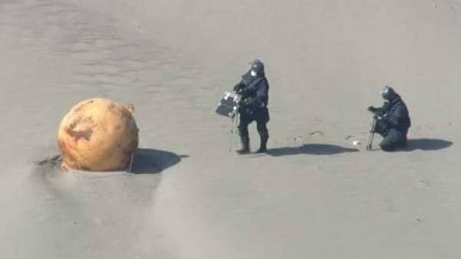 Aparece una misteriosa bola gigante en playa de Japón