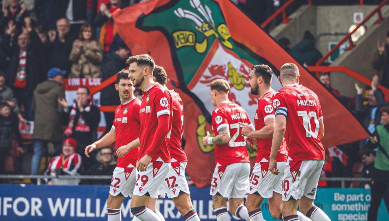 El Wrexham de Ryan Reynolds (Deadpool) se acerca a la Premier League ...