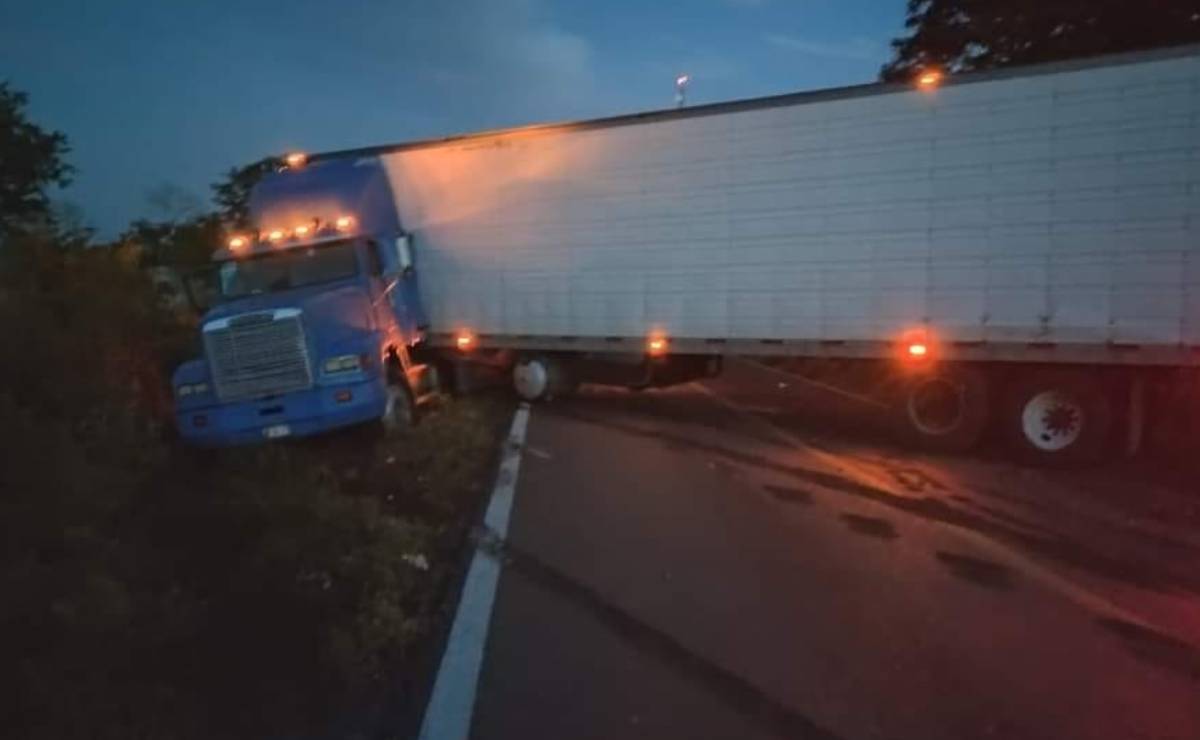 Tráiler se sale de la vía y ocasiona percance en Yokdzonot-Libre Unión