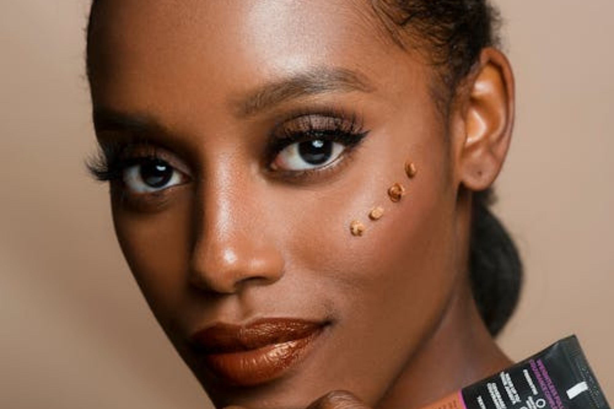Los ⁠7 colores que iluminan la piel morena y apiñonada