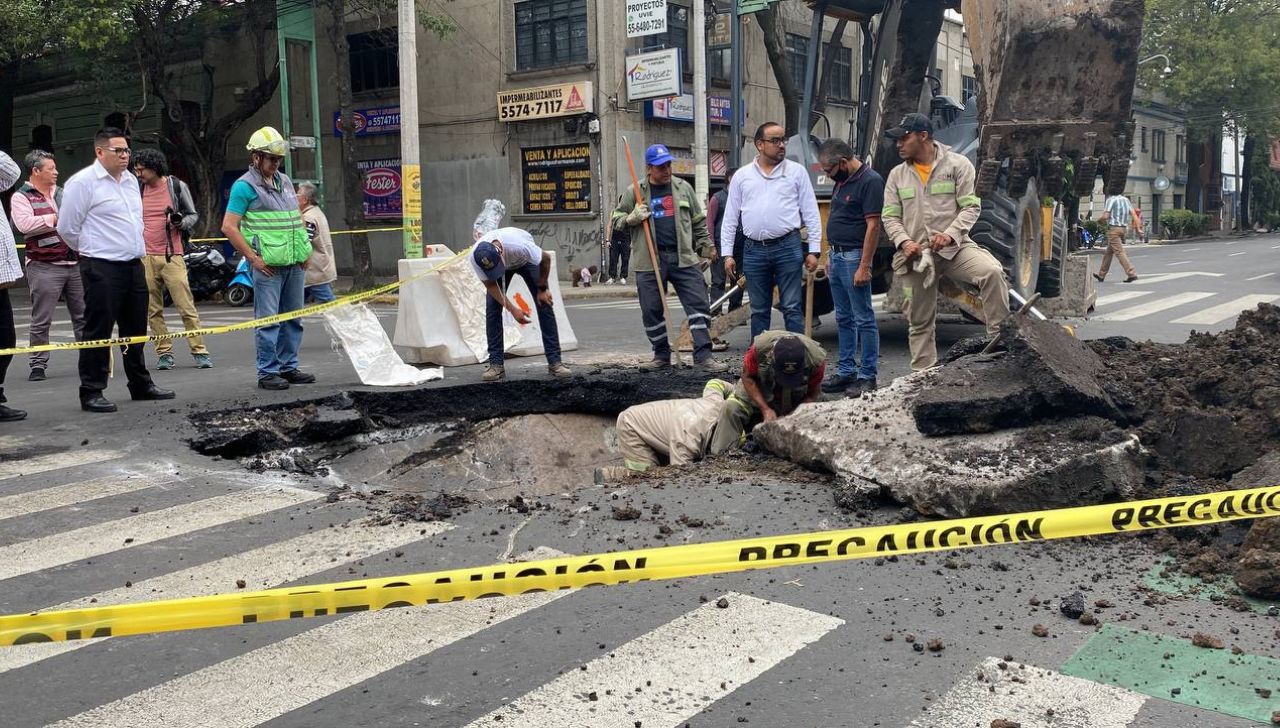 Asi se ve el enorme socavón de más de 3 metros en la Roma Norte
