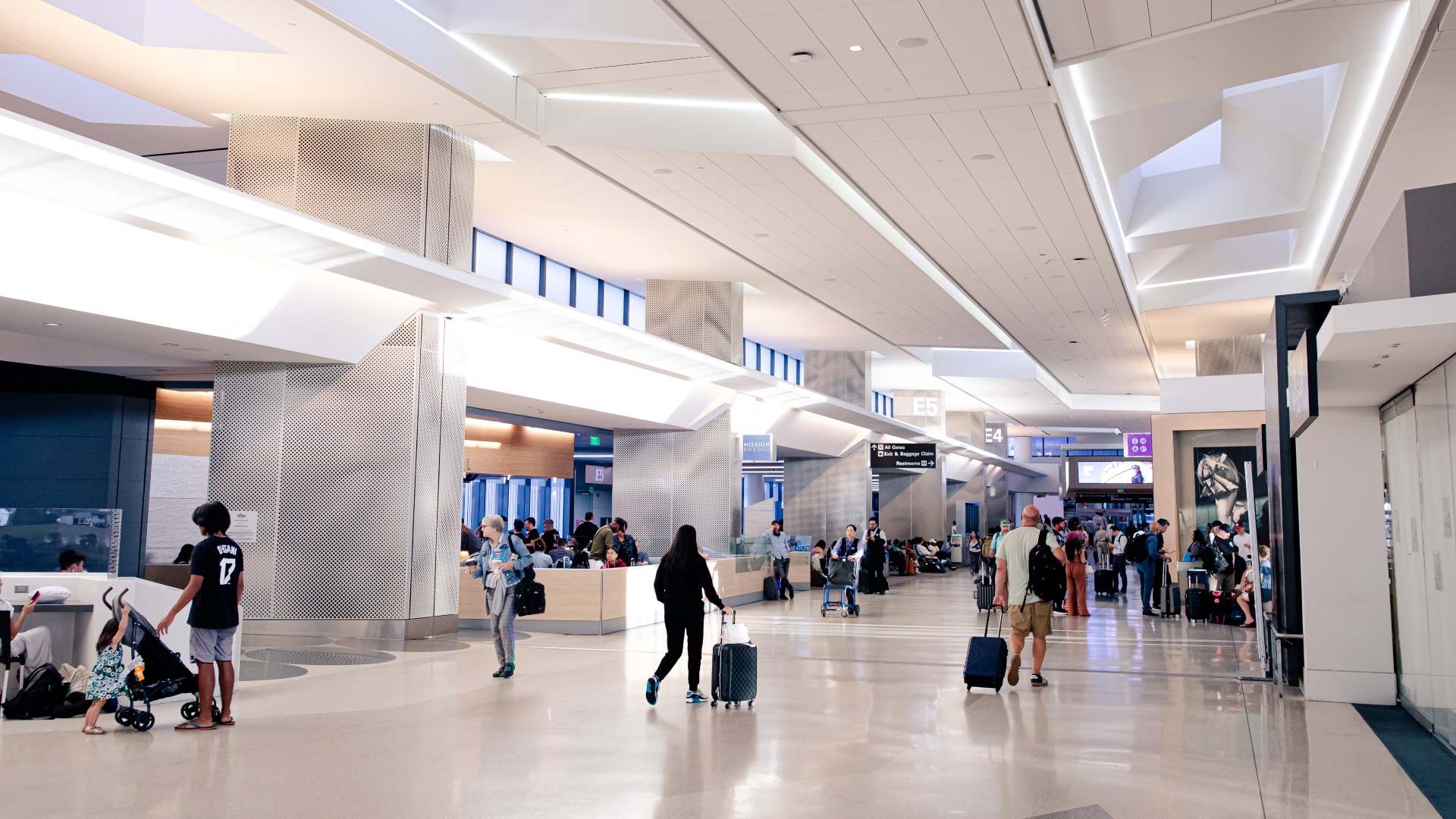 La TSA detuvo a una extranjera que llegó a California, fue revisada en ...