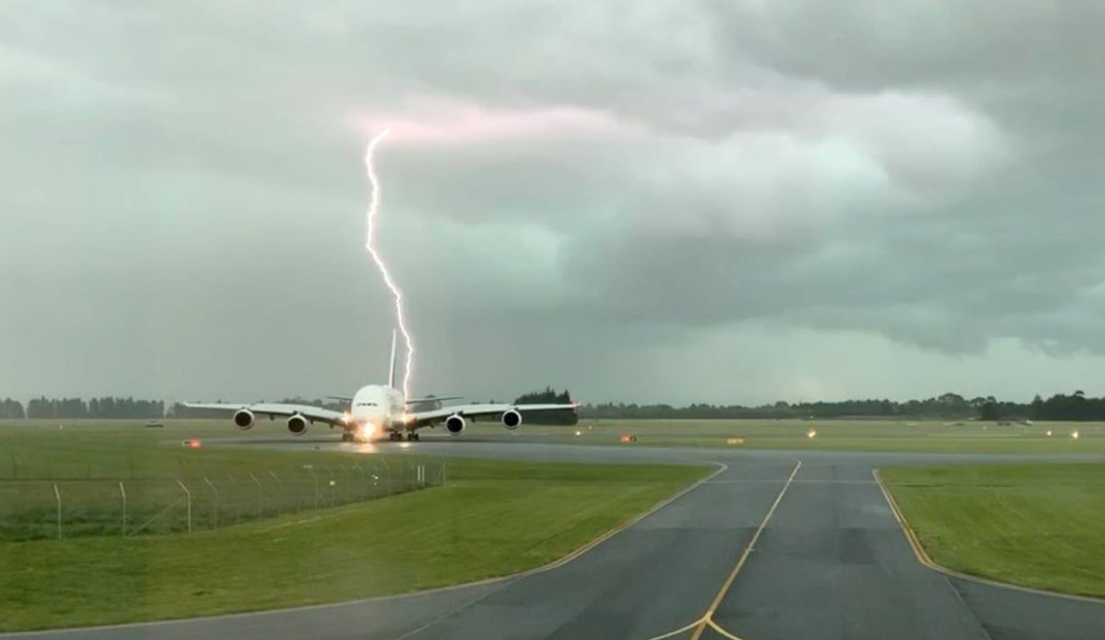 ¿Qué ocurre si le cae un rayo a un avión? Esto sabemos