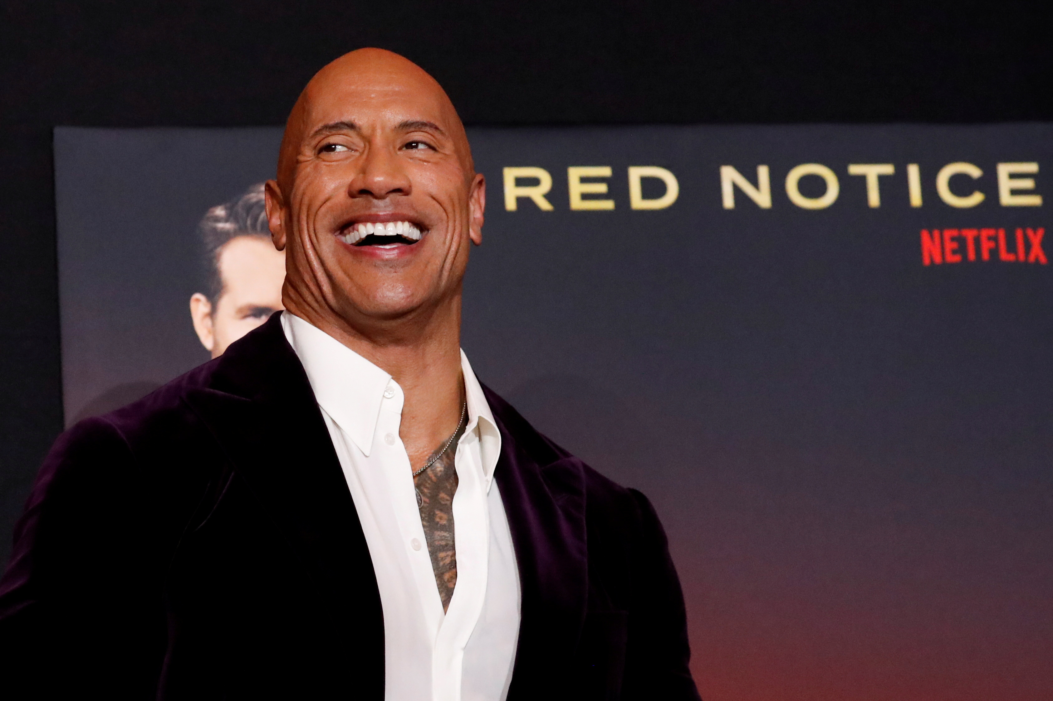 Dwayne Johnson no volverá a usar armas reales, tras accidente de Baldwin