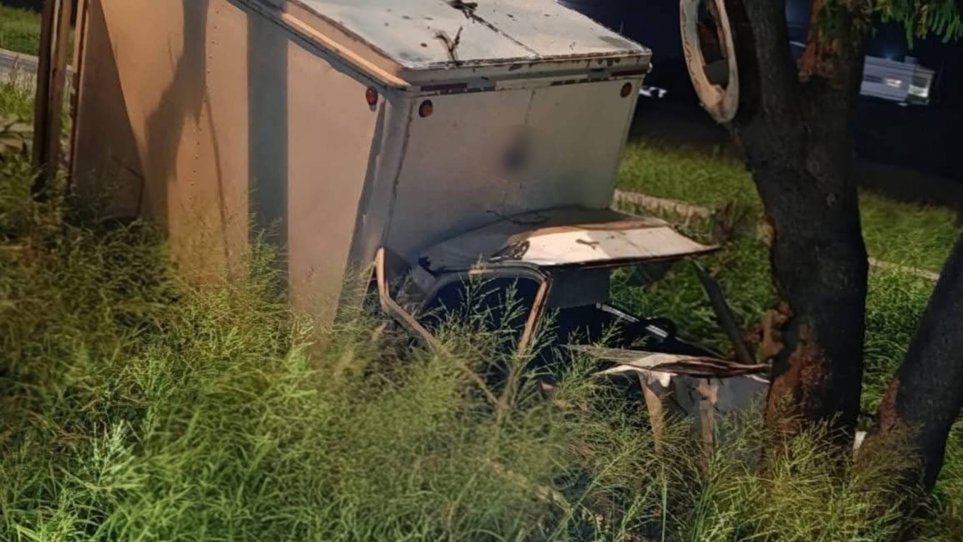Conductor Se Quedó Dormido Mientras Manejaba Y Chocó Contra Un árbol 2480