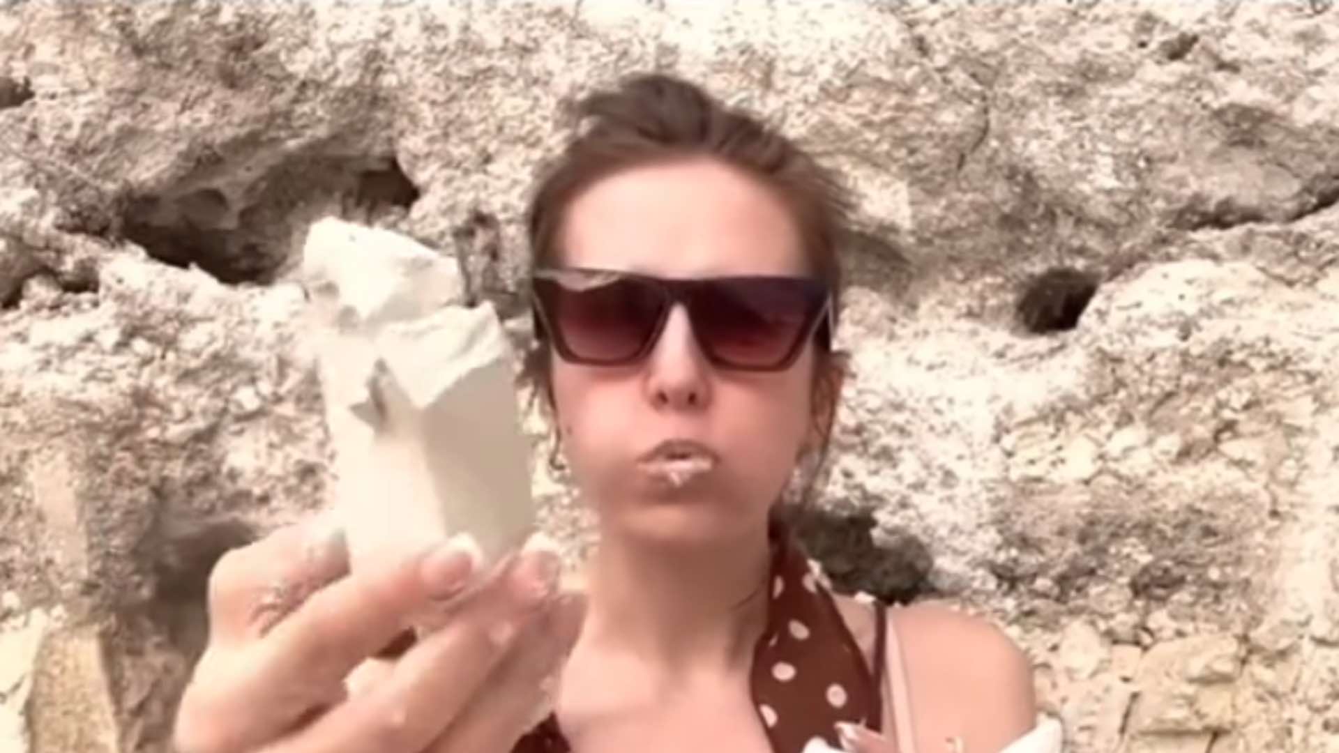 ¿Por qué es peligroso el reto viral de TikTok de comer tierra o arcilla?