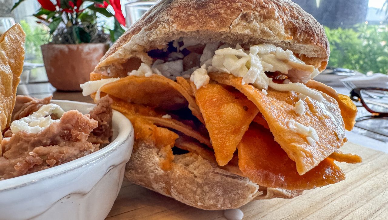 Chilaquiles, tamales y tortas, así es el Guajolotongo, puesto de comida ...