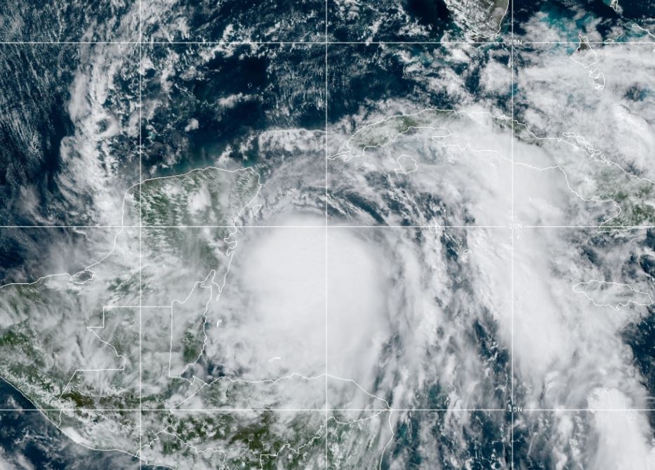 Zeta se convierte en huracán camino hacia la Península de Yucatán