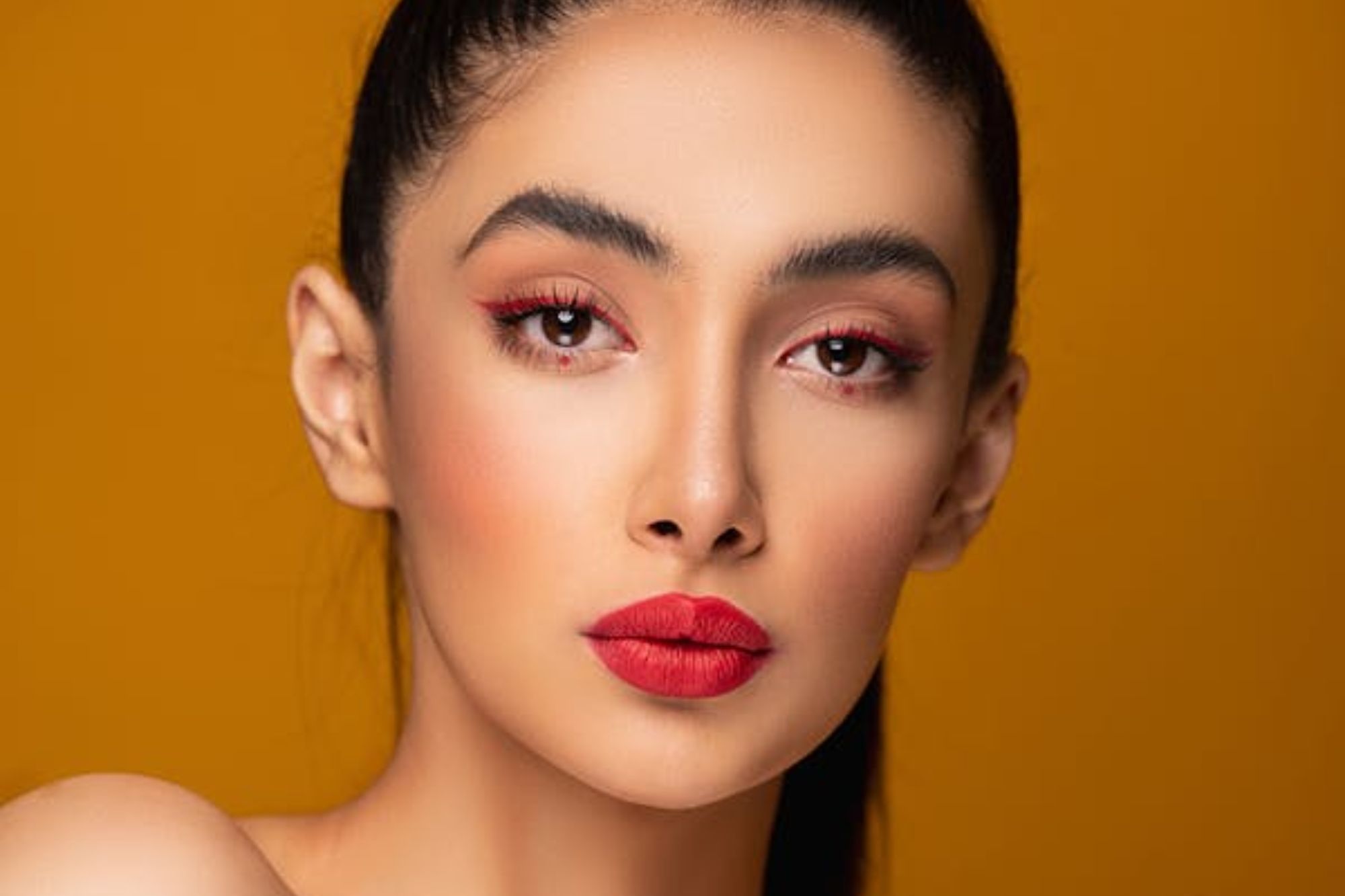 5 colores de ropa y maquillaje que iluminan la piel morena