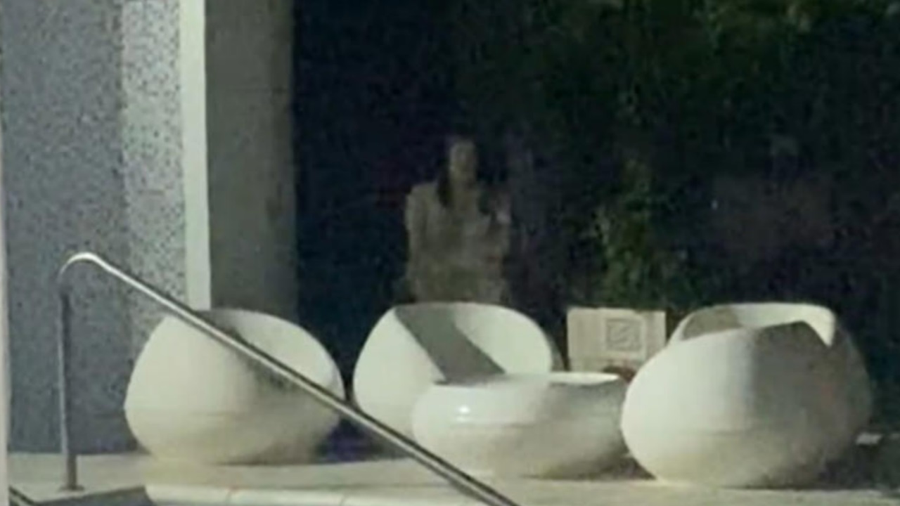 VIDEO: Amigos captan supuesto Skin-Walker observándolos desde jardín a ...