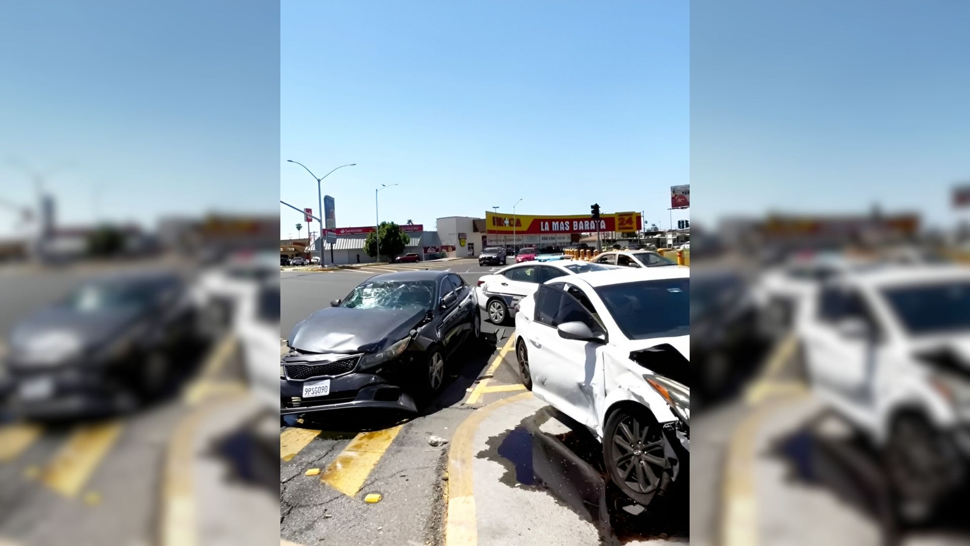 Impactante choque frente a UABC Mexicali deja autos destruidos