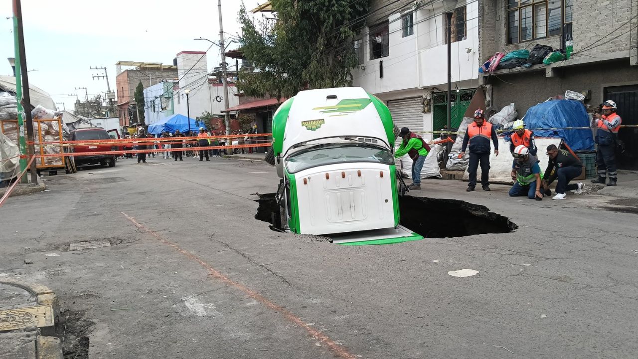 Momento exacto en que socavón "se traga" camión de refrescos en Iztapalapa