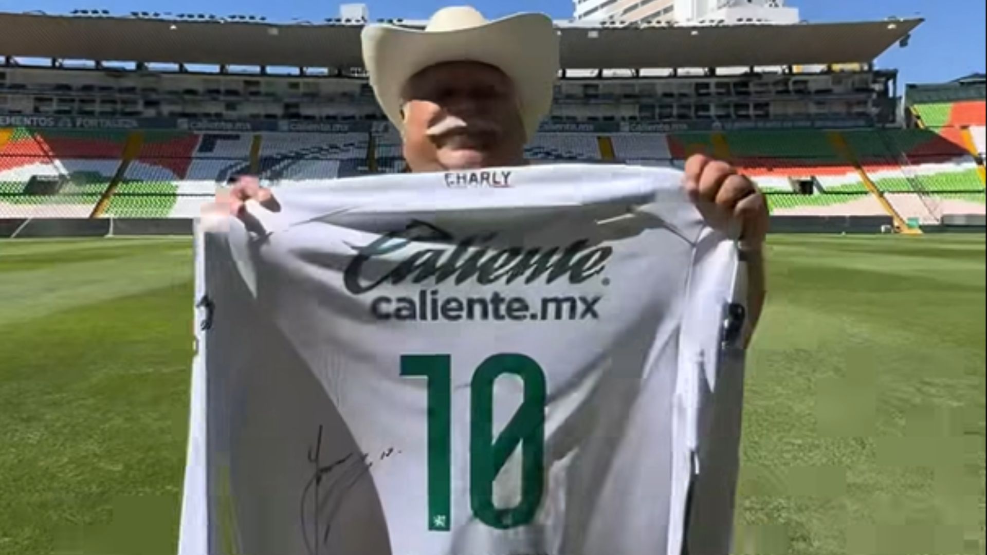 Don Cheto visita León; James Rodríguez le firma jersey de La Fiera