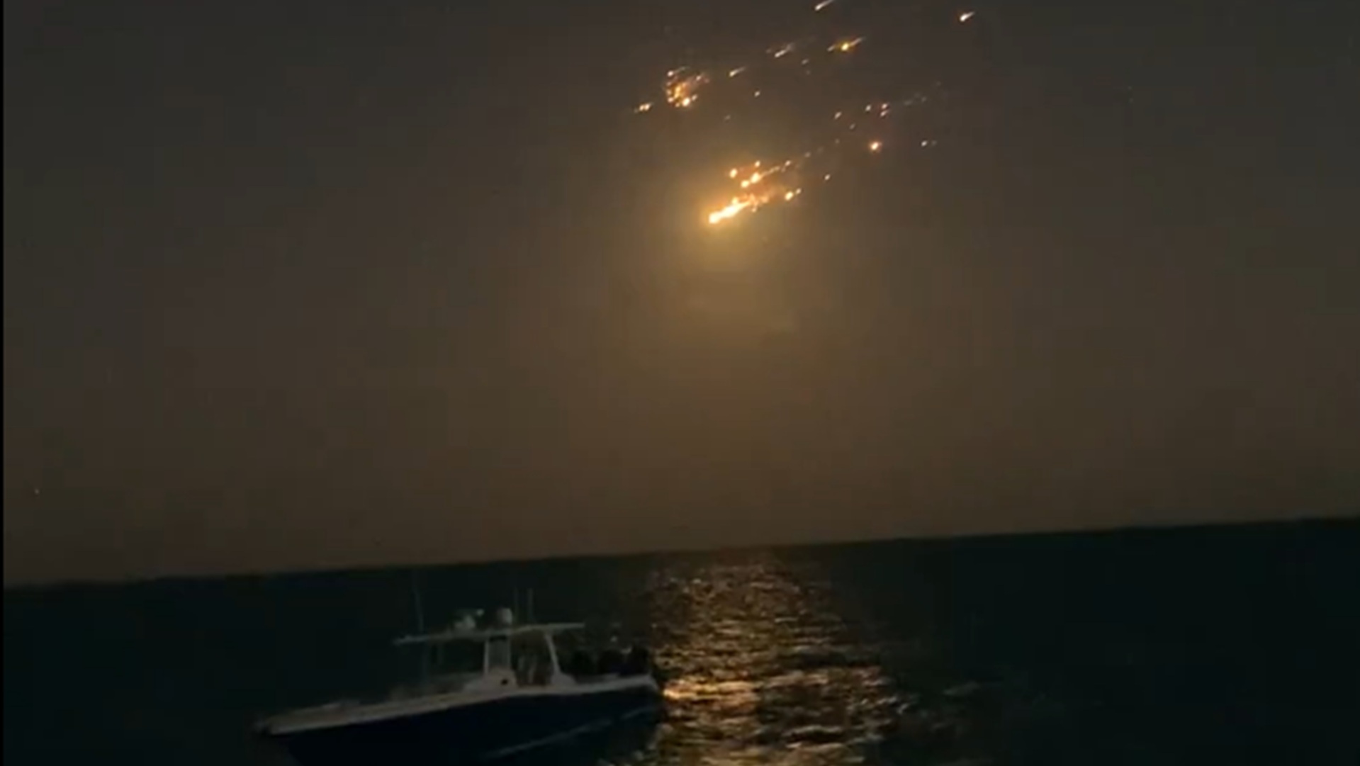 VIDEO | Captan lluvia de escombros tras la explosión del cohete ...