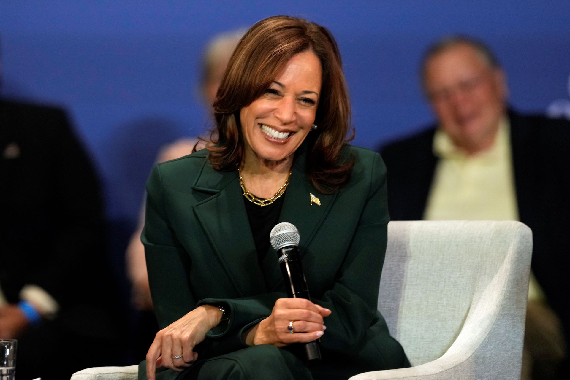 Harris y Trump buscan el voto de los latinos a través de políticas ...