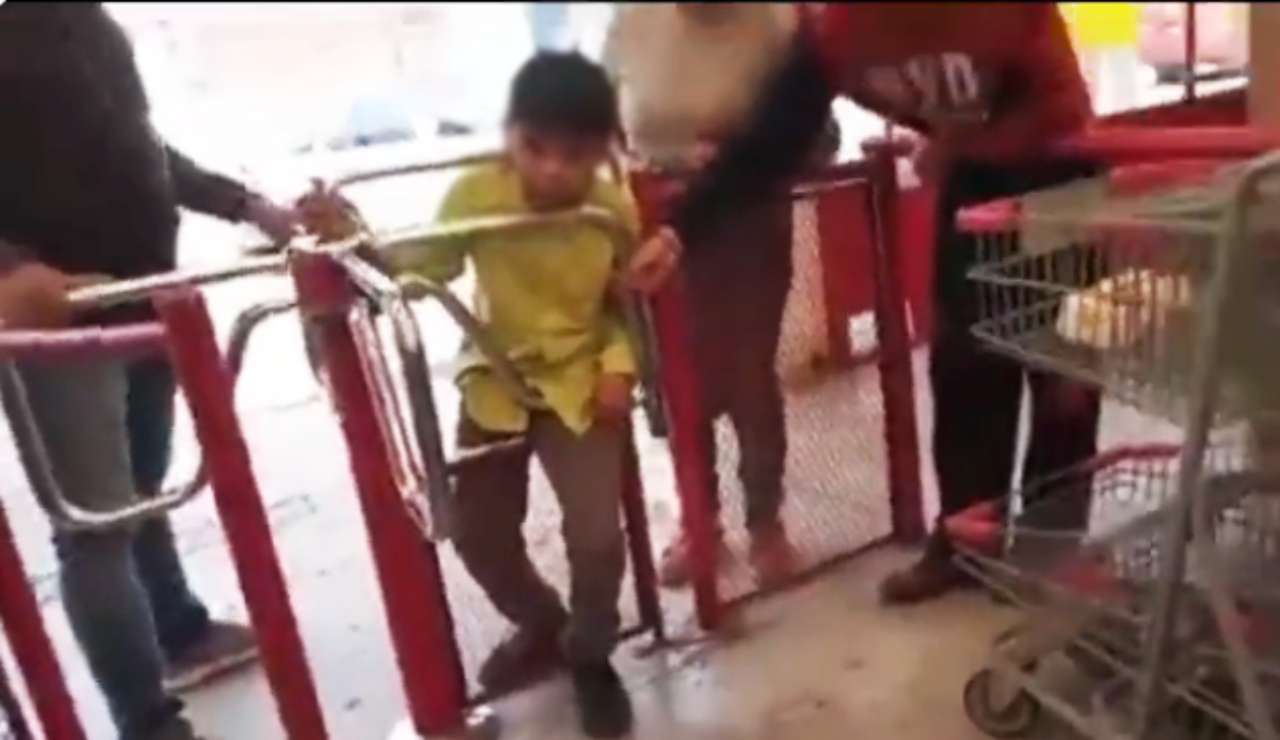 Video: Niño se queda atorado en torniquete de tienda