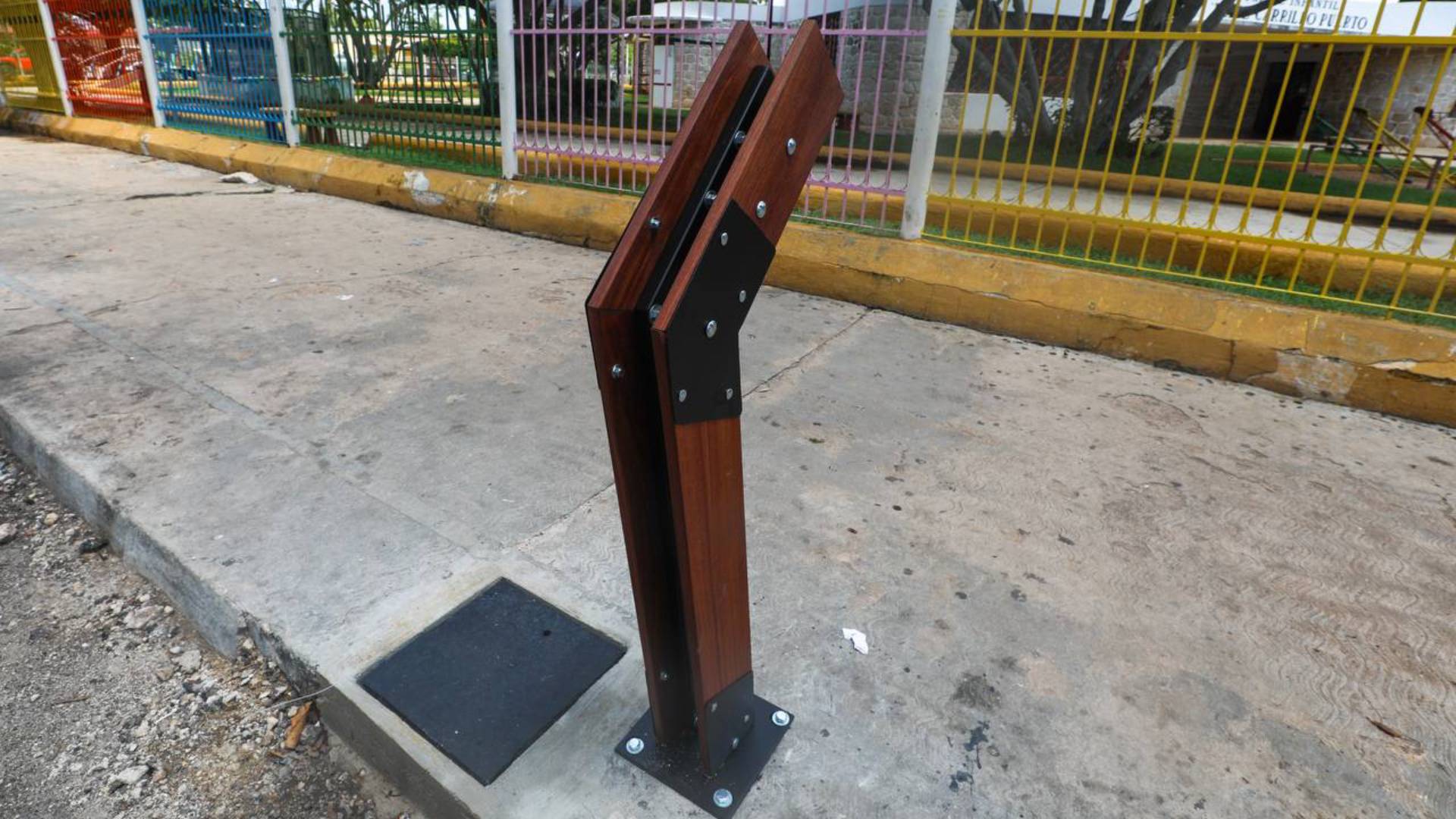 Instalan 18 tótems eléctricos en el Parque de las Américas de Mérida