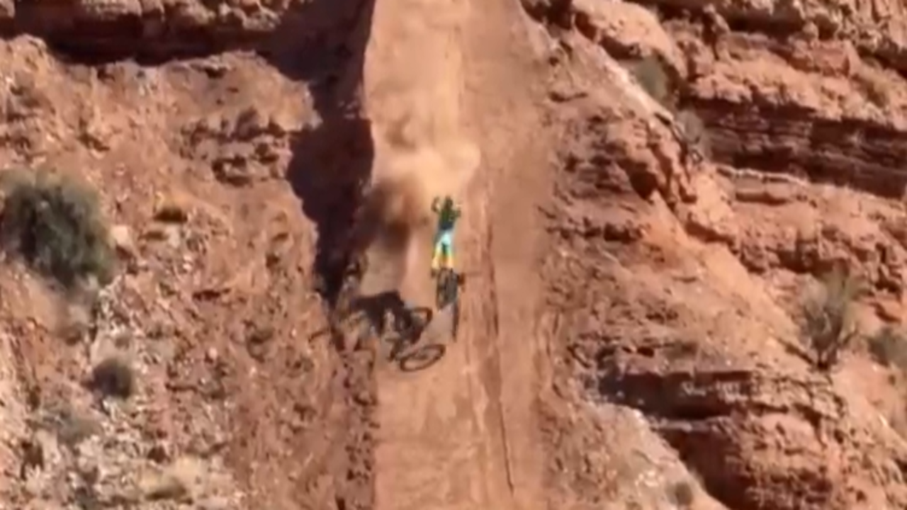 Adolf Silva sobrevive a brutal caída en Red Bull Rampage 2025